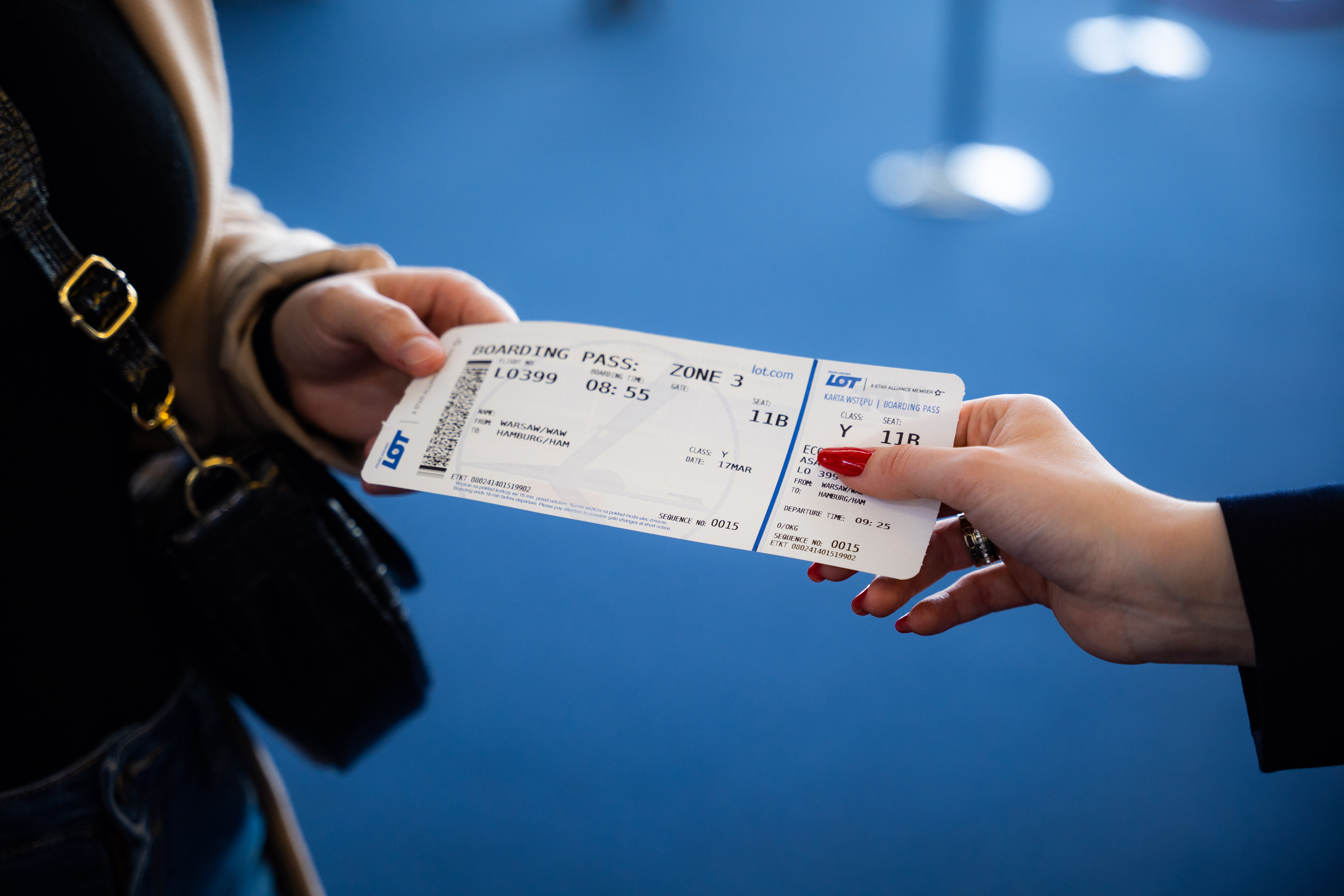 How does an electronic flight ticket look? 🎫 ️ | LOT.com